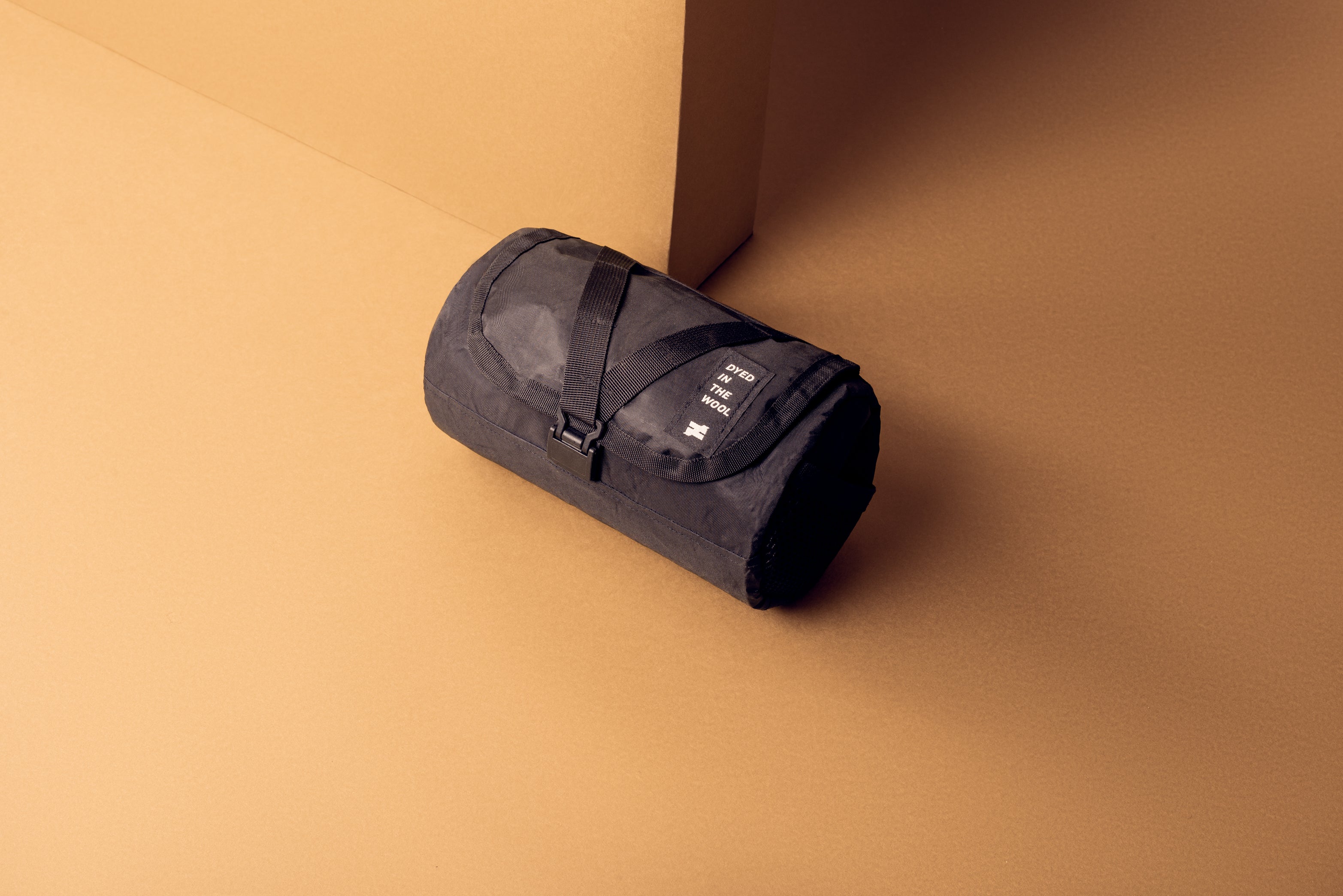 Top flap with Fidlock closure – DYED IN THE WOOL